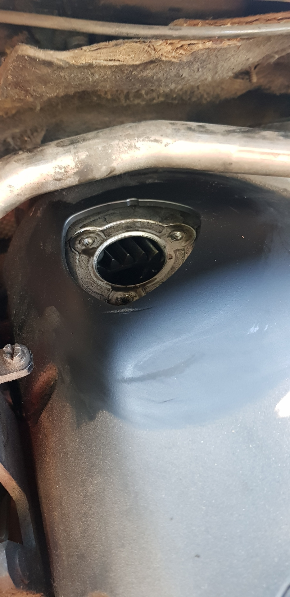 Замена уплотнений маслозаливной горловины — Volkswagen Touareg (1G), 2 ...