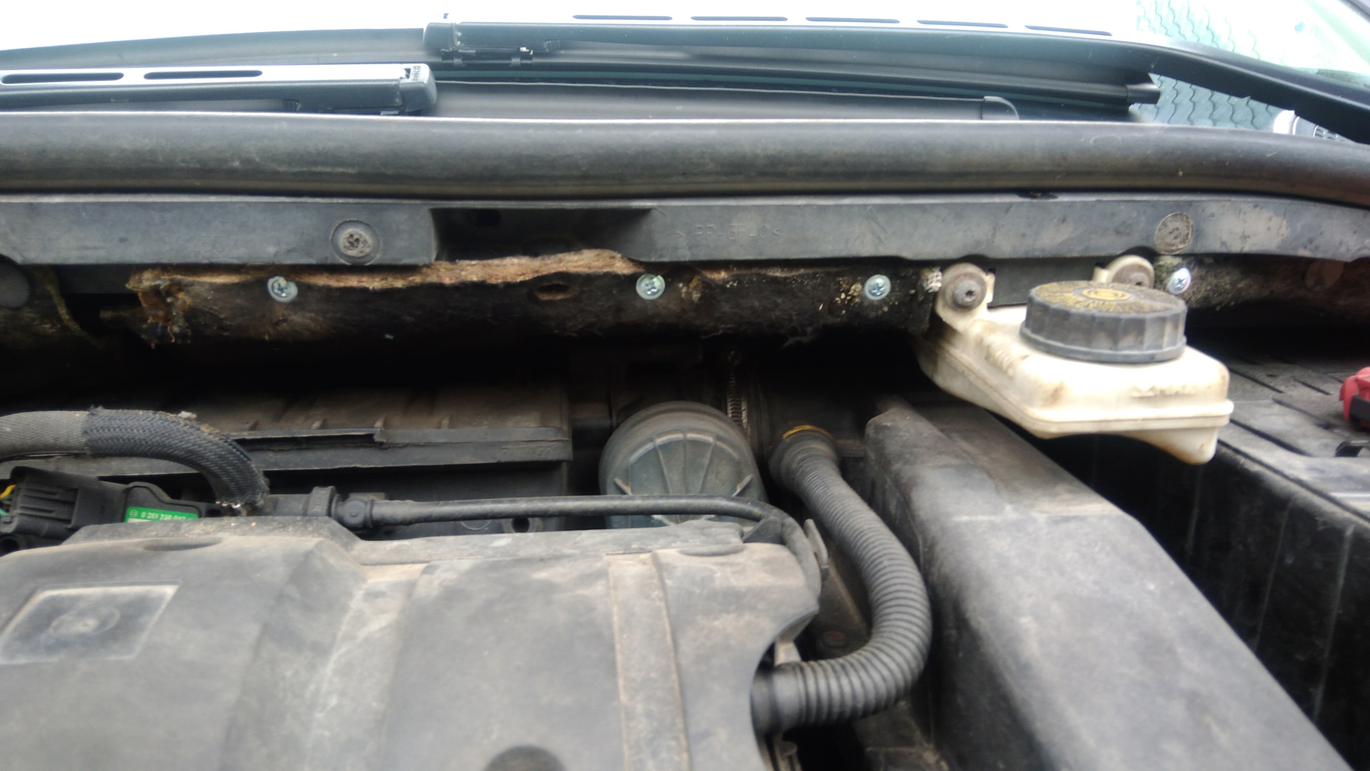 Немного поправила родную шумоизоляцию подкапотного пространства ...