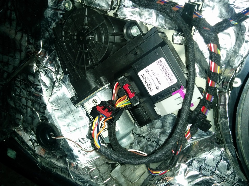 3D0959578C или Опускание правого зеркала заднего вида. — Skoda Octavia ...