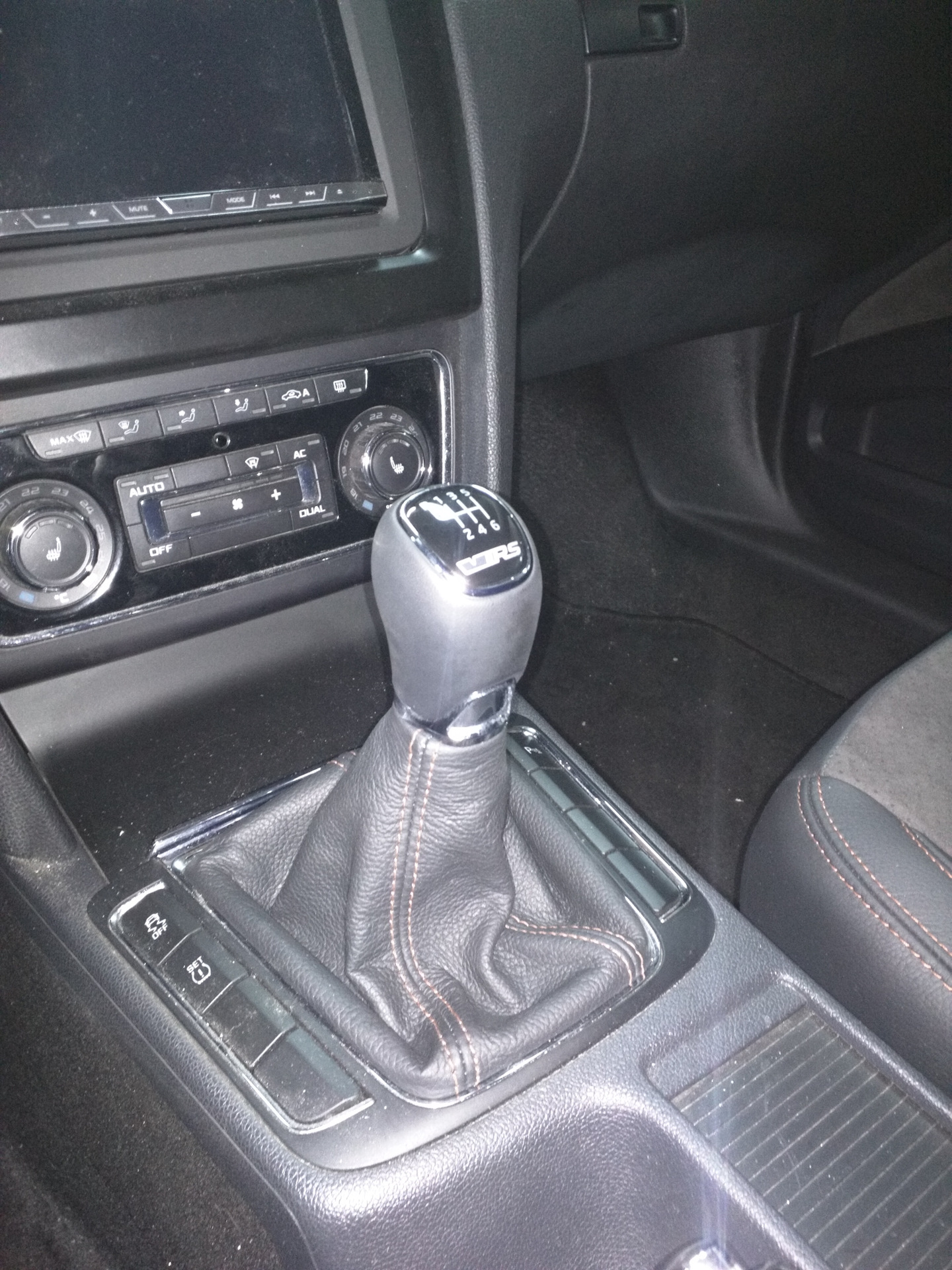 Ручка МКПП от RS на месте — Skoda Superb Mk2, 1,8 л, 2012 года ...