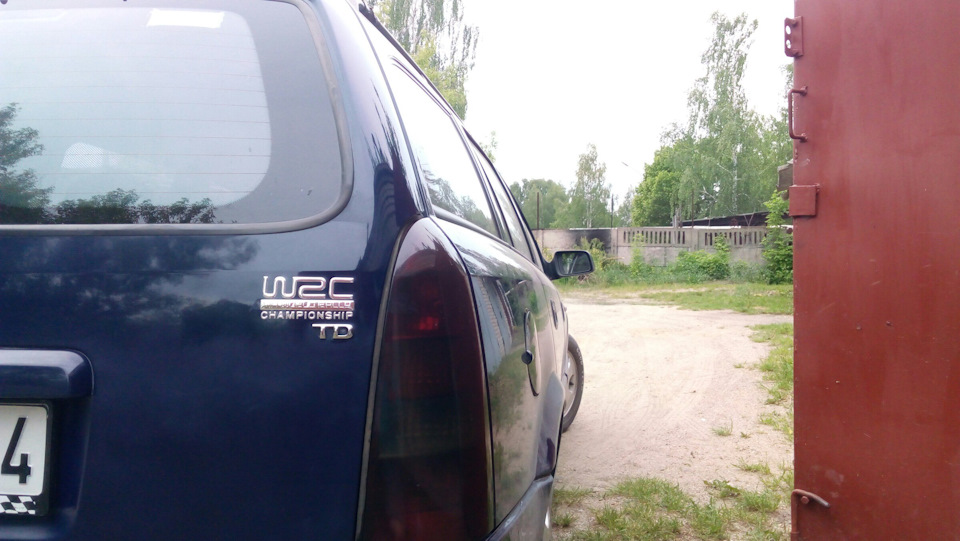 Наклейка вместо отпавшей надписи Astra — Opel Astra G, 1,7 л, 1999 года ...