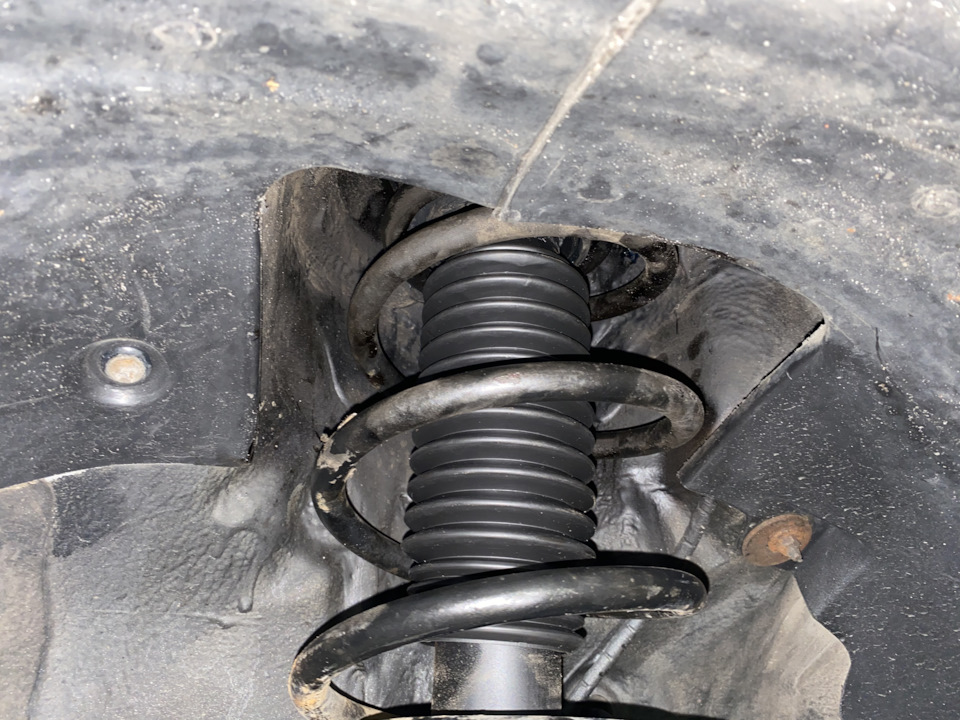 Стойка амортизатора передняя правая газомасляная KYB Excel-G (339402;03 ...