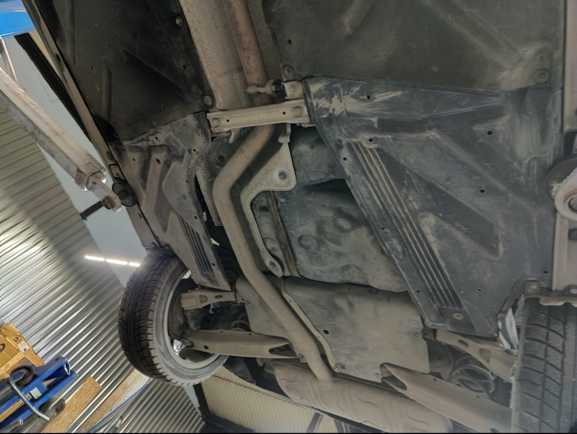 Ремонт: Защита днища машины — Mercedes-Benz B-Class (W246), 1,6 л, 2012 ...