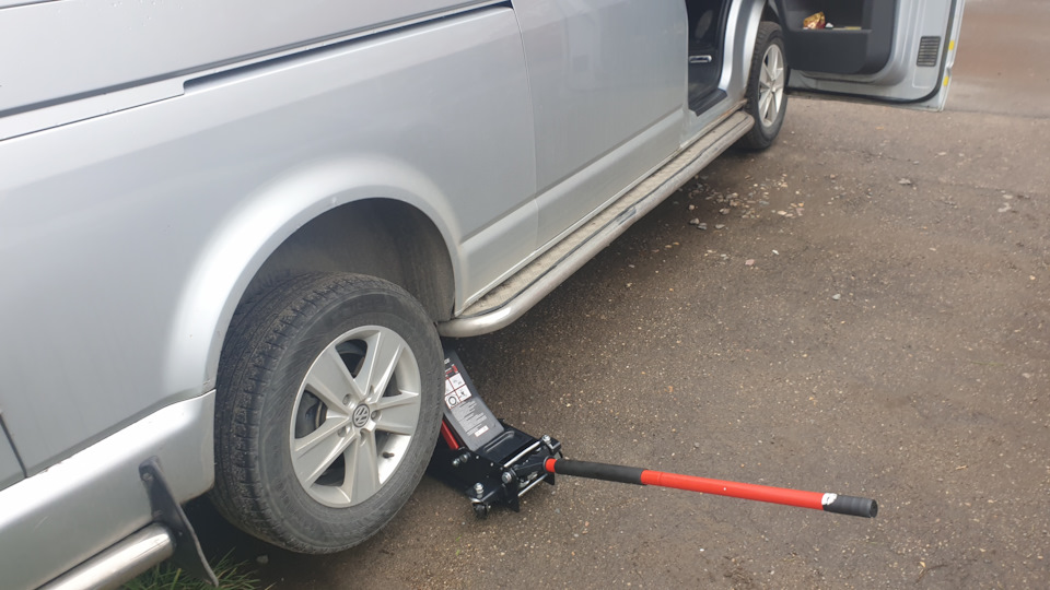 Домкрат — Volkswagen Caravelle (T5), 2 л, 2012 года | аксессуары | DRIVE2