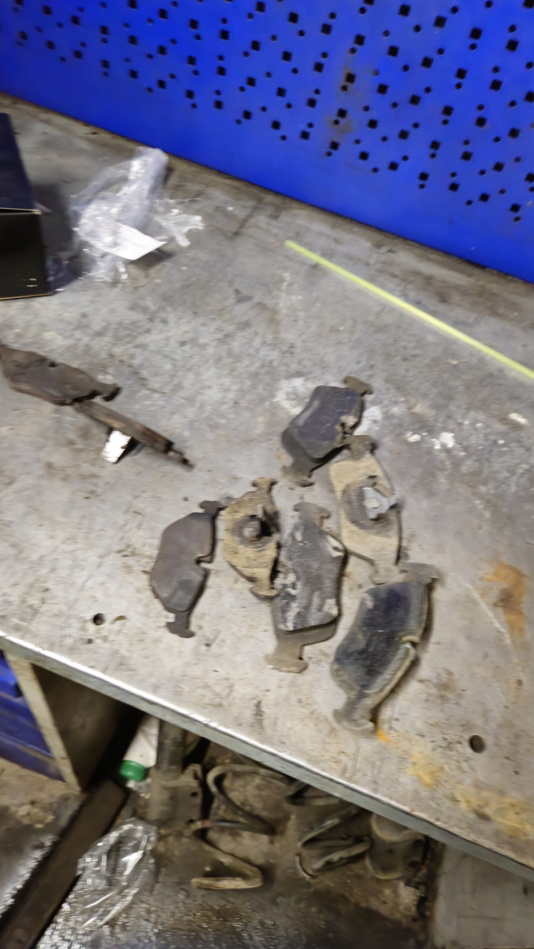 23.Свечи, колодки Аморики — BMW 3 series (E46), 1,9 л, 2000 года ...