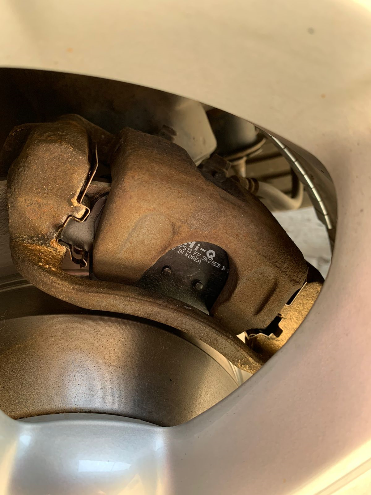 Замена колодок ручника, задних тормозных дисков и колодок ...