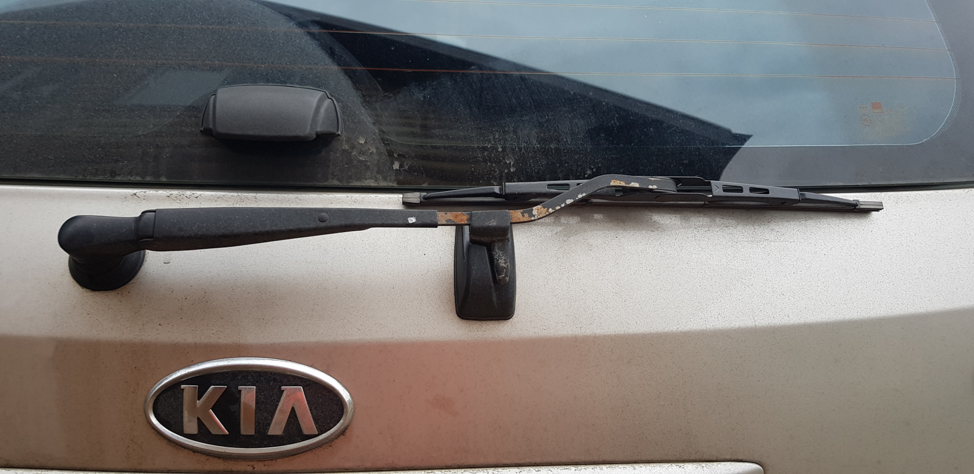 Замена заднего дворника Kia Sorento — KIA Sorento (1G), 2,5 л, 2011 ...