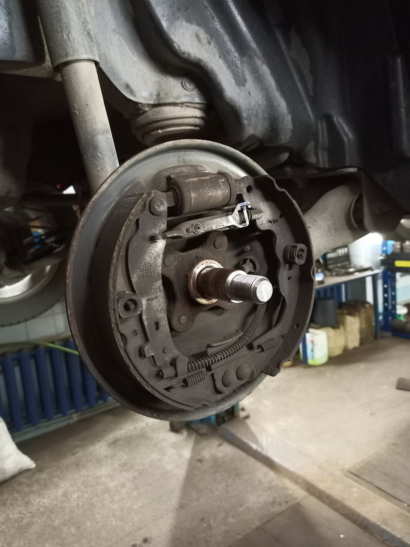 Замена оригинальных колодок тормозных барабанных задних Nissan Almera ...