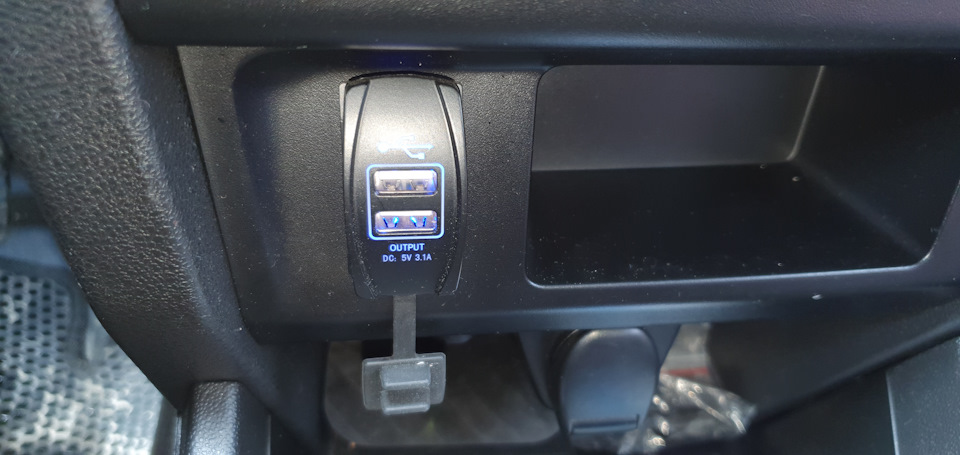 USB зарядник. АПГРЕЙД. — Lada XRAY, 1,8 л, 2017 года | аксессуары | DRIVE2