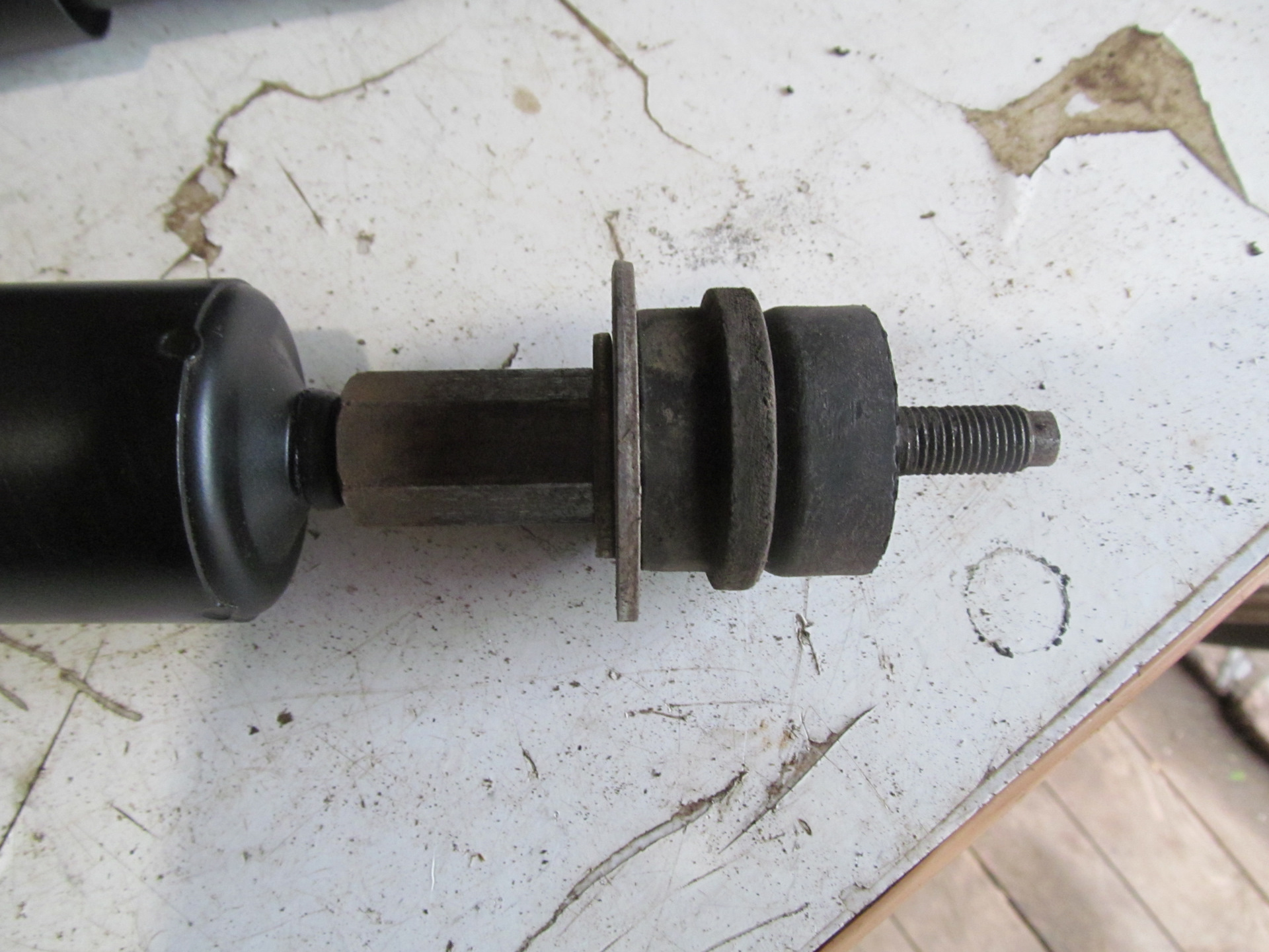 KYB 443027 — ИЖ 2126, 1,7 л, 2003 года | запчасти | DRIVE2