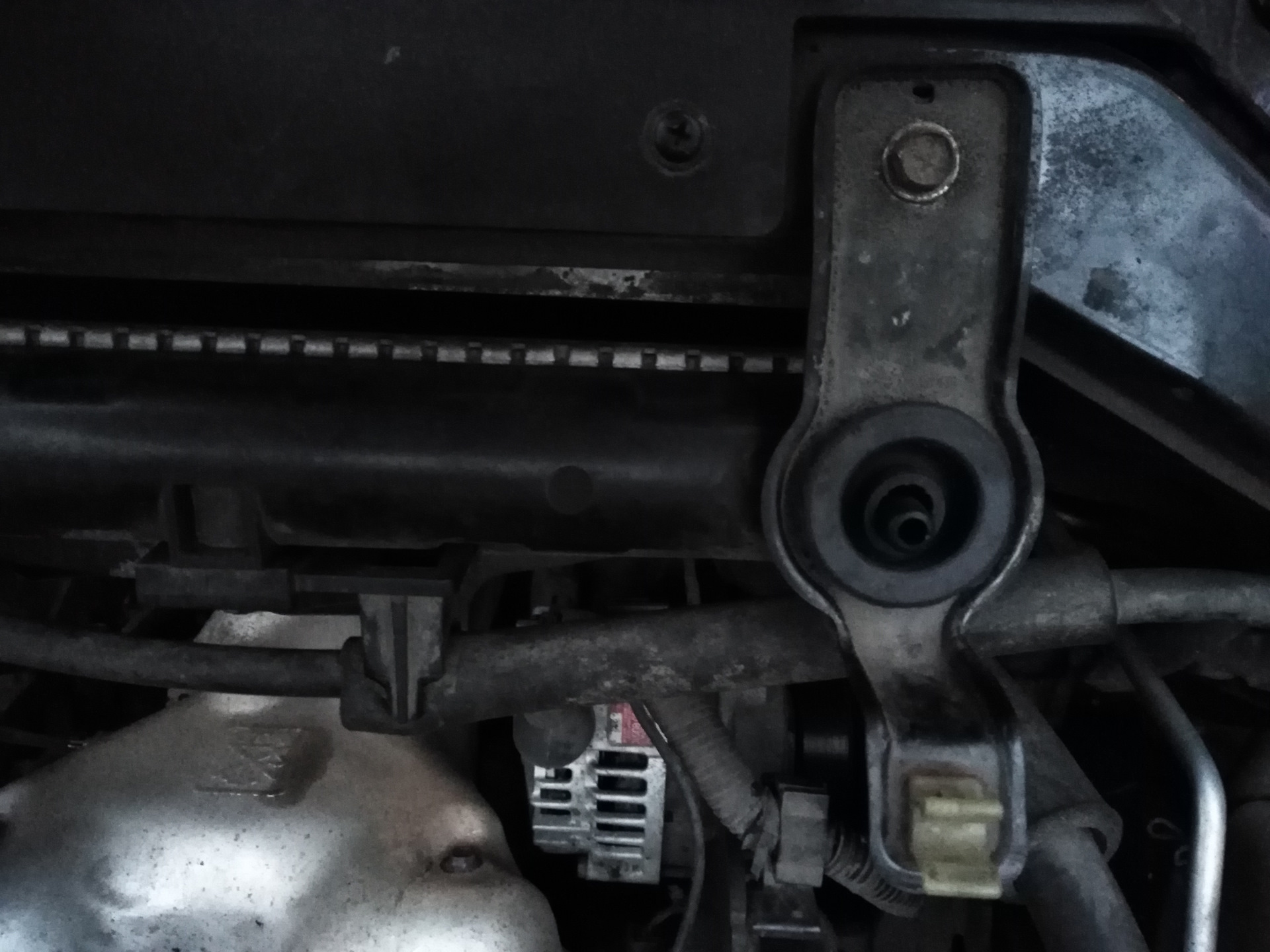 Опора радиатора замена. — Nissan Almera Classic (B10), 1,6 л, 2006 года ...