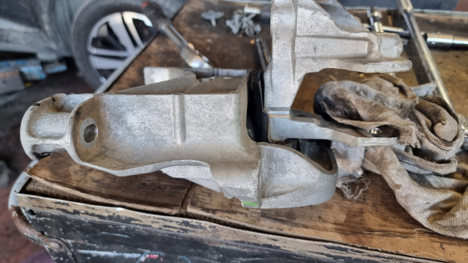 Замена гидроопоры двигателя — Peugeot 3008 (2G), 2 л, 2018 года | визит ...