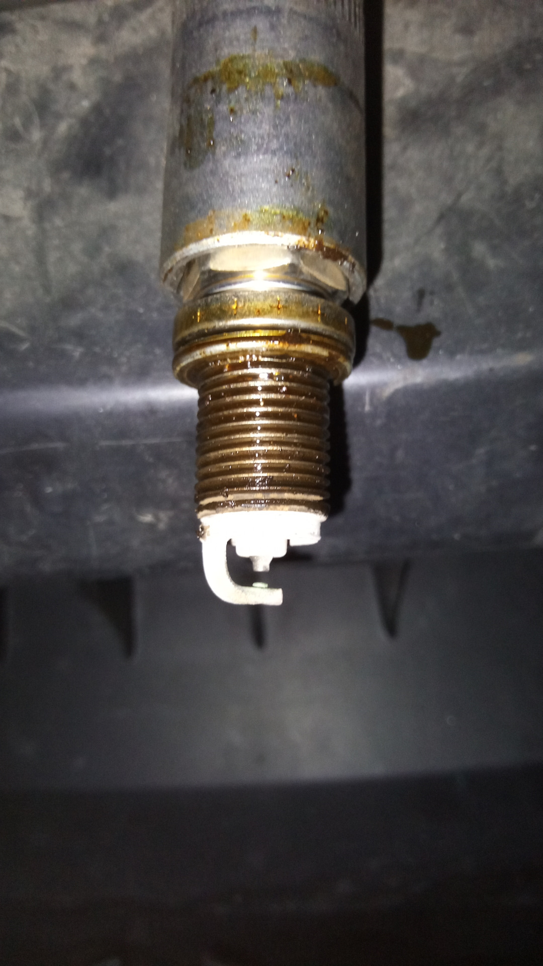 XU7JB Слив масла на выпускной коллектор, выхлестывание из заливной ...