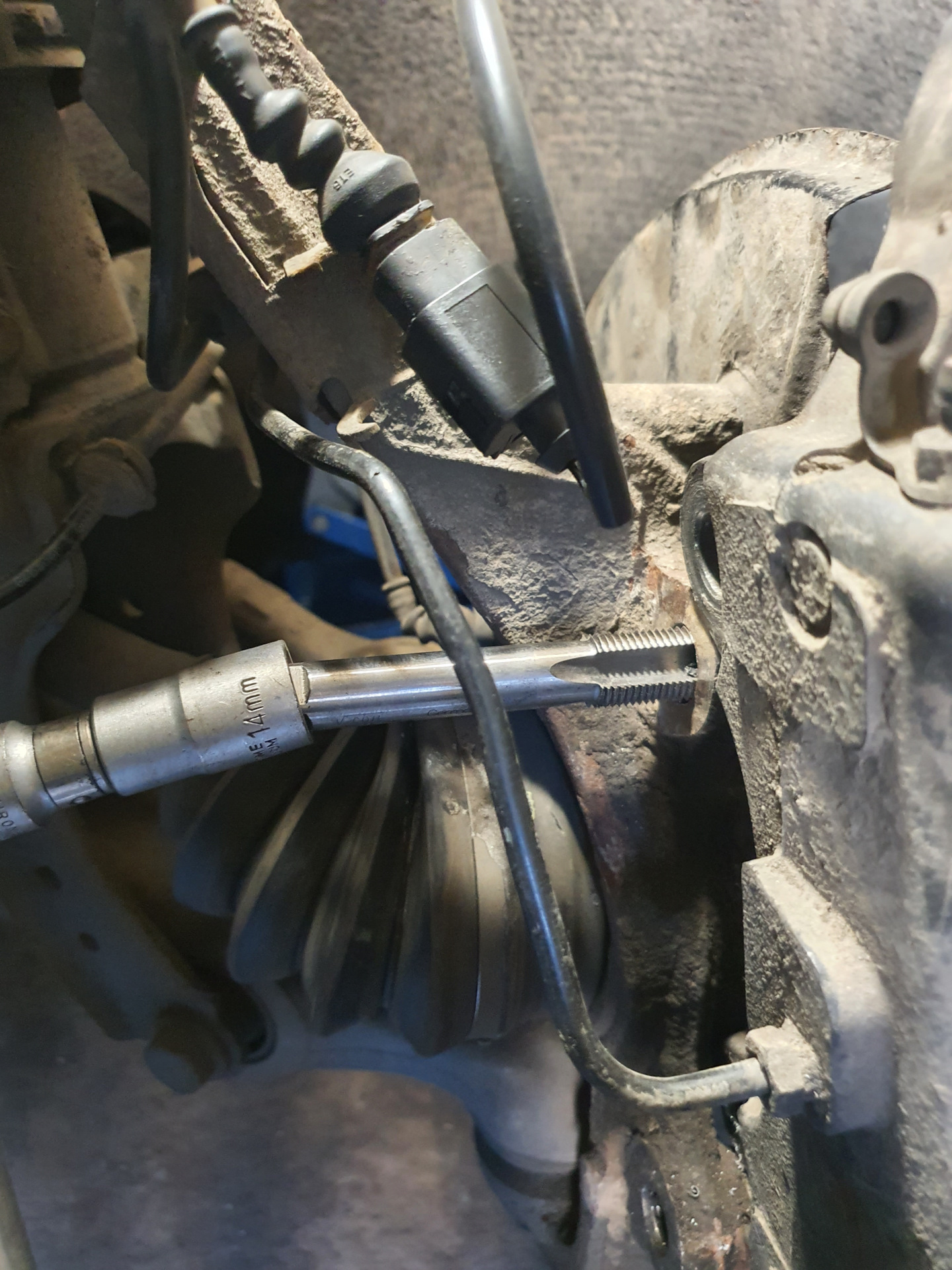 Сюрприз при замене передних тормозных колодок. Неожиданно и неприятно ...