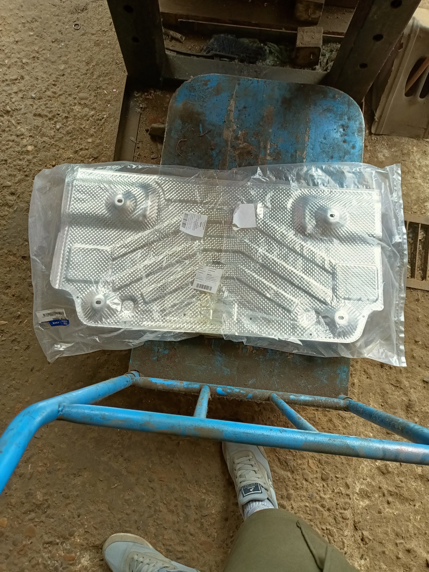 Замена защитной панели глушителя — Hyundai ix35, 2 л, 2013 года | визит ...