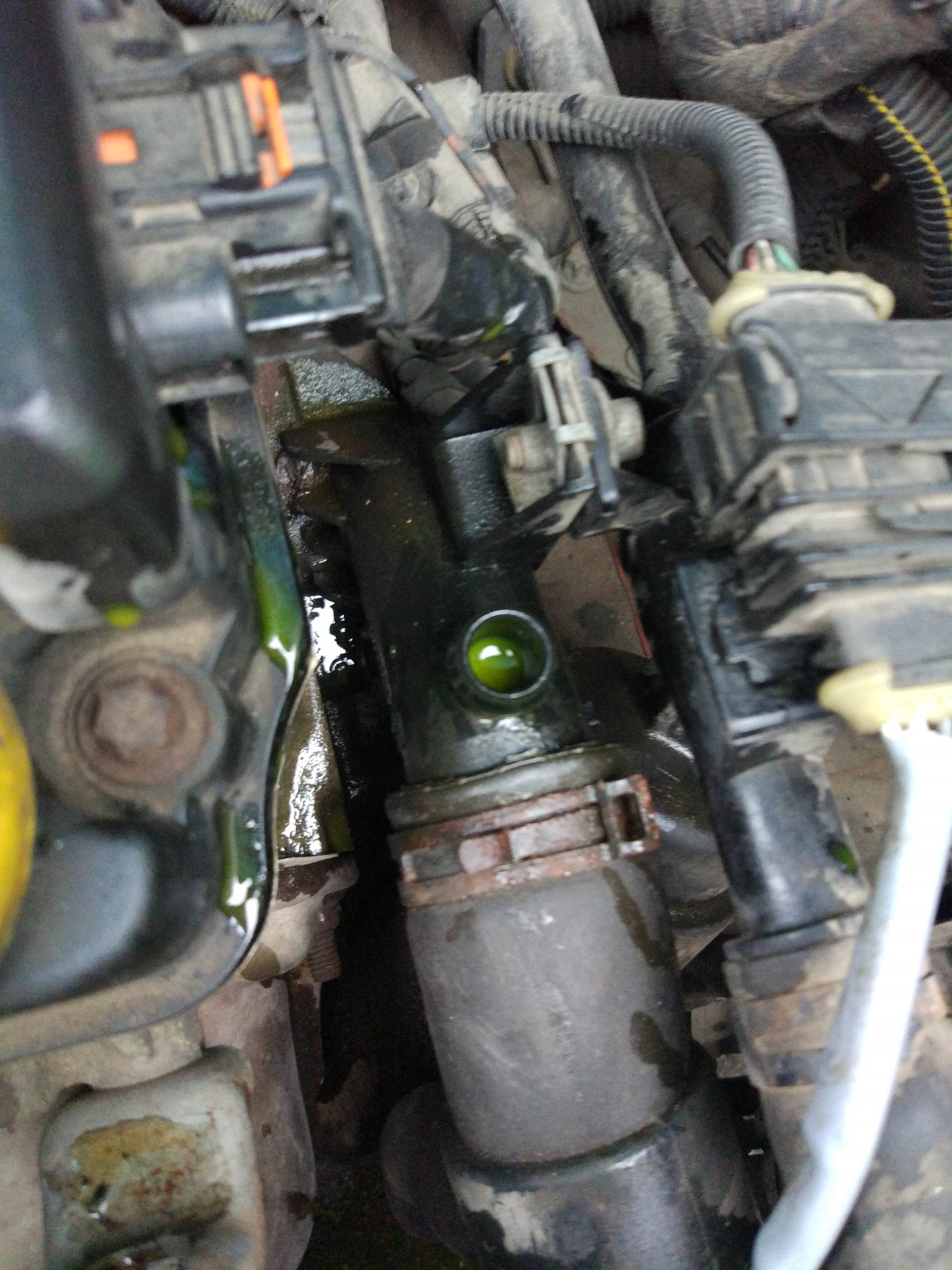 Замена шланга расширительного бачка — Opel Corsa D, 1,4 л, 2011 года ...