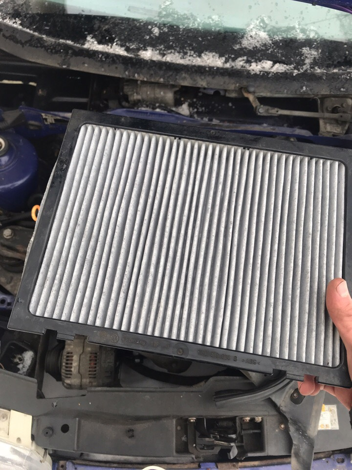 Замена салонного фильтра — Volkswagen Polo Mk3, 1 л, 1997 года ...