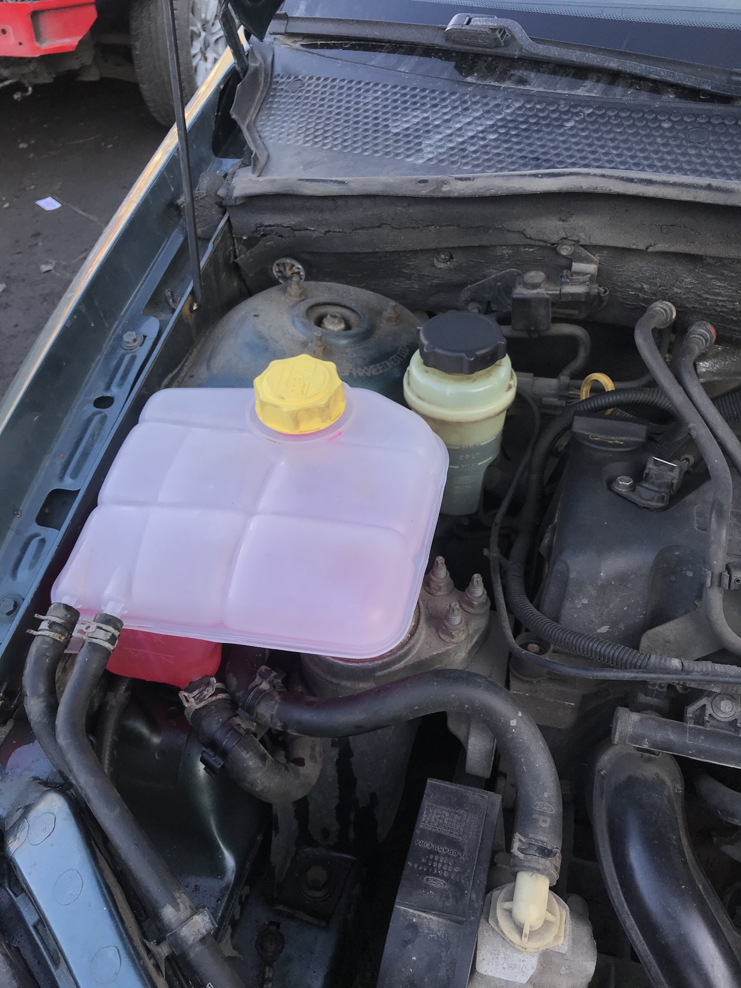 Замена бачка антифриза — Ford Focus Wagon I, 1,6 л, 2003 года | визит ...