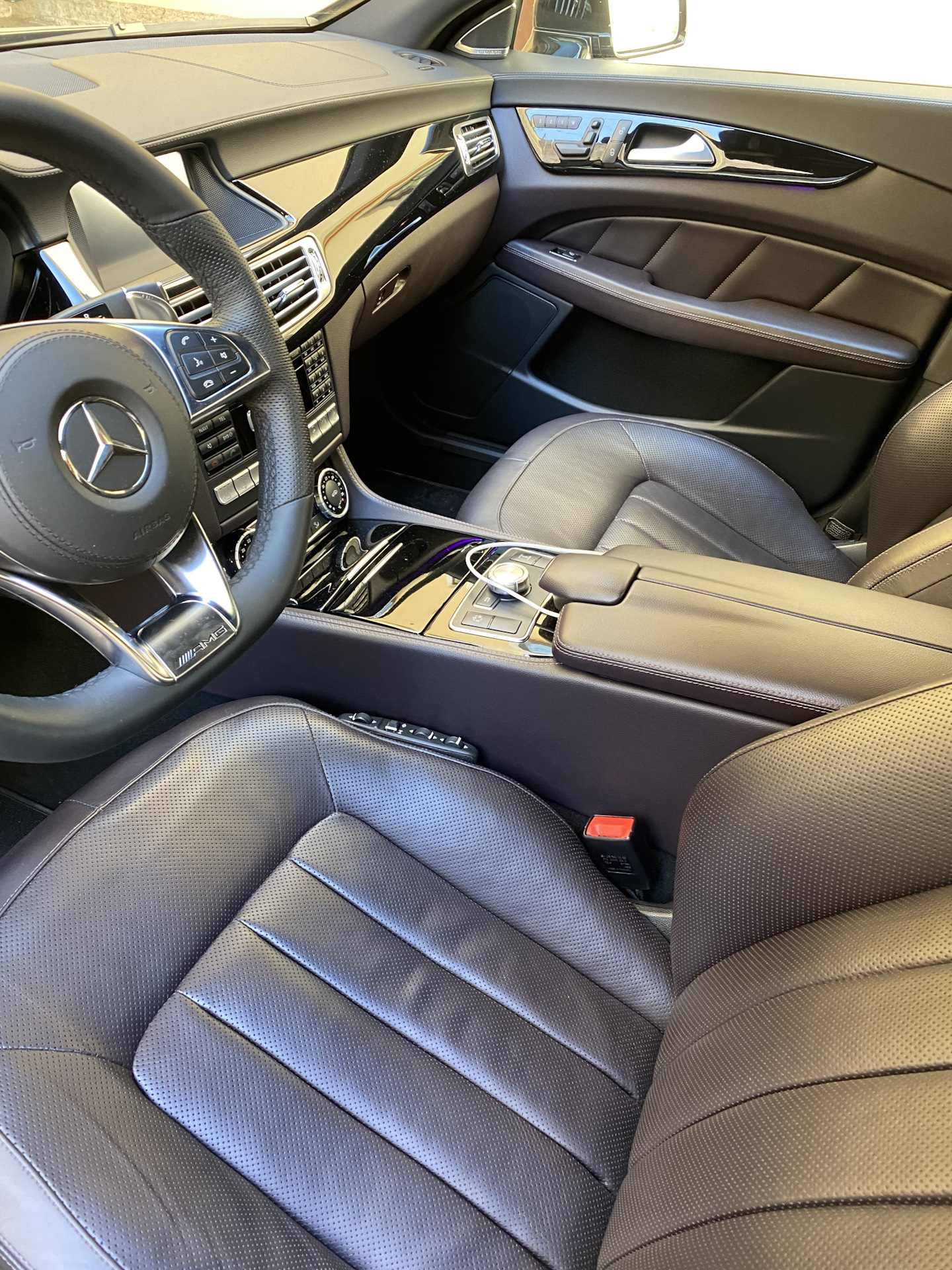 Отреставрировали кожу салона и поставили доводчики) — Mercedes-Benz CLS ...