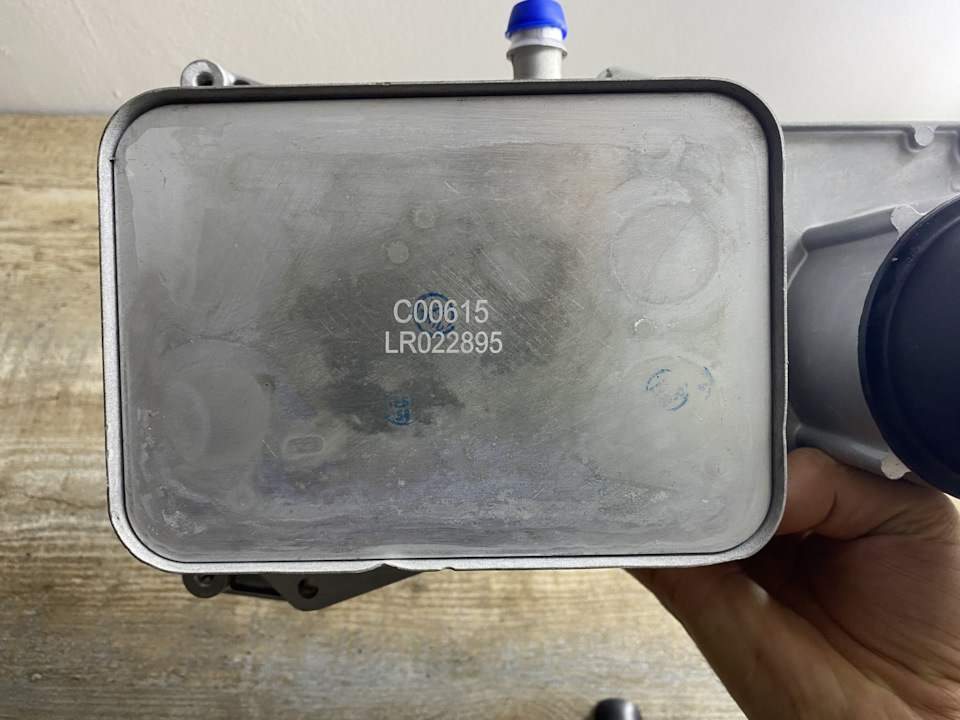 LR022895 Переходник масляного фильтра Jaguar Land Rover | Запчасти на ...