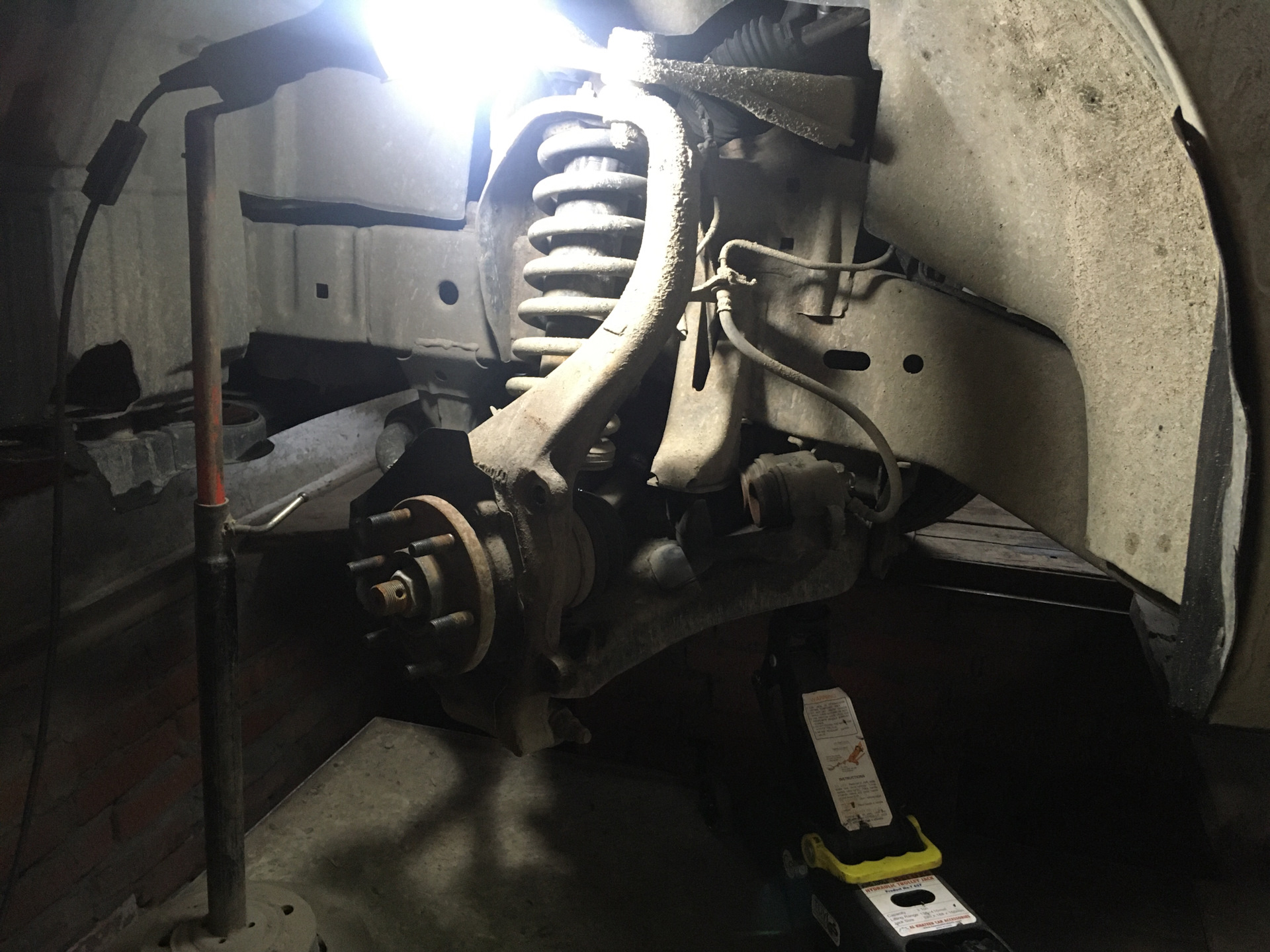 Ремонт передних тормозов — Nissan Navara (2G), 2,5 л, 2007 года | визит ...