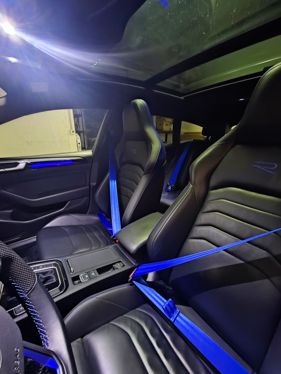2️⃣3️⃣. Синие ремни безопасности — Volkswagen Arteon, 2 л, 2022 года ...