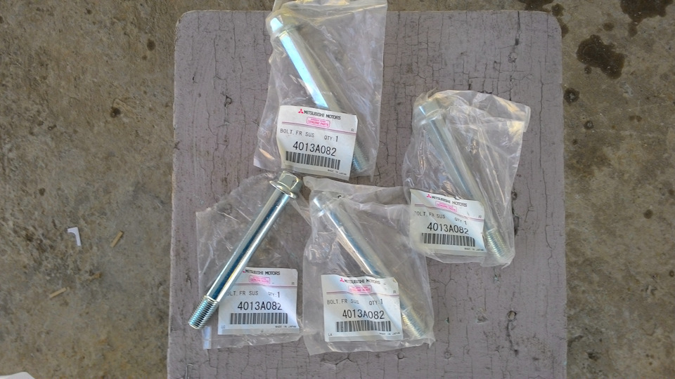 4013A082 БОЛТ НИЖНЕГО РЫЧАГА ПЕРЕДНЕЙ ПОДВЕСКИ V78W V98W Mitsubishi ...