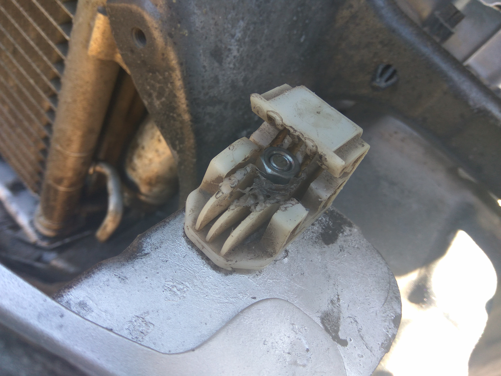 Передний бампер — Nissan Almera II (N16), 1,5 л, 2005 года | своими ...