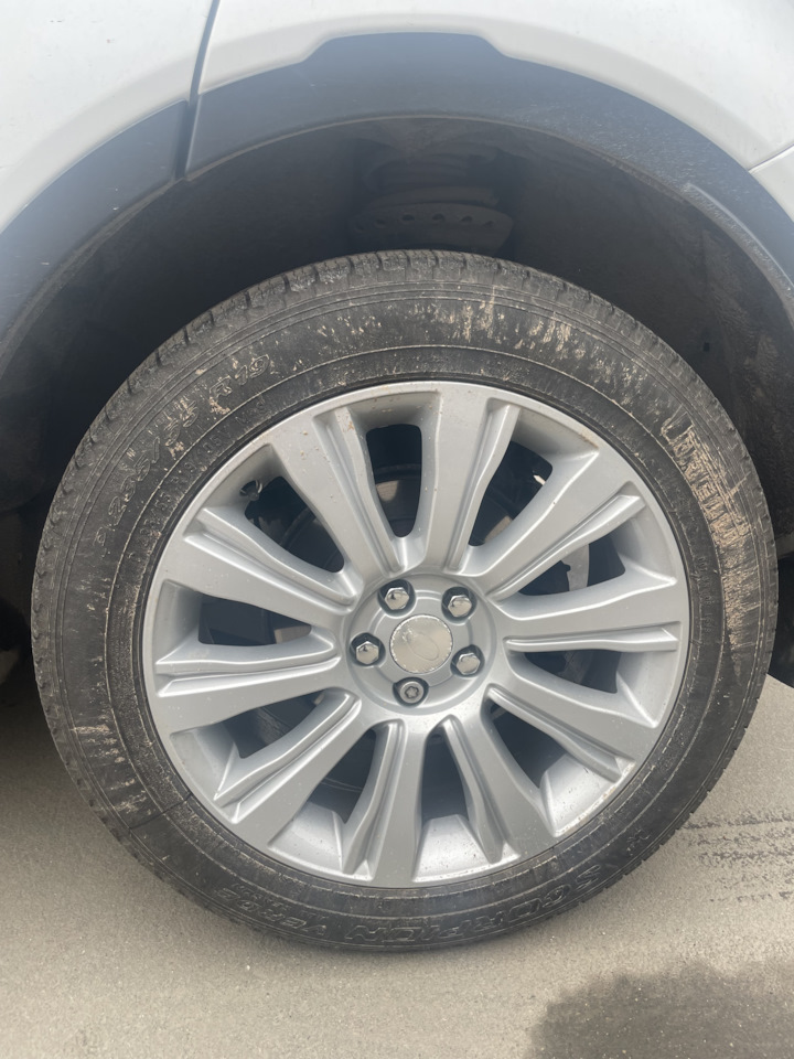 Шины летние Pirelli 235/55 R19, литые диски 8Jx19 ET45 5x108 на Land ...