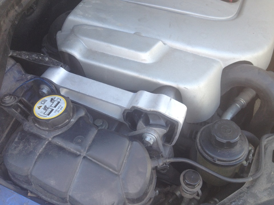 Опора двигателя \ Upper Torque Rod — Volvo XC70 III, 2,4 л, 2008 года ...