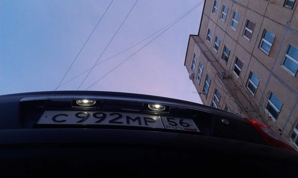 Подсветка номера. — Lada Приора седан, 1,6 л, 2010 года | стайлинг | DRIVE2