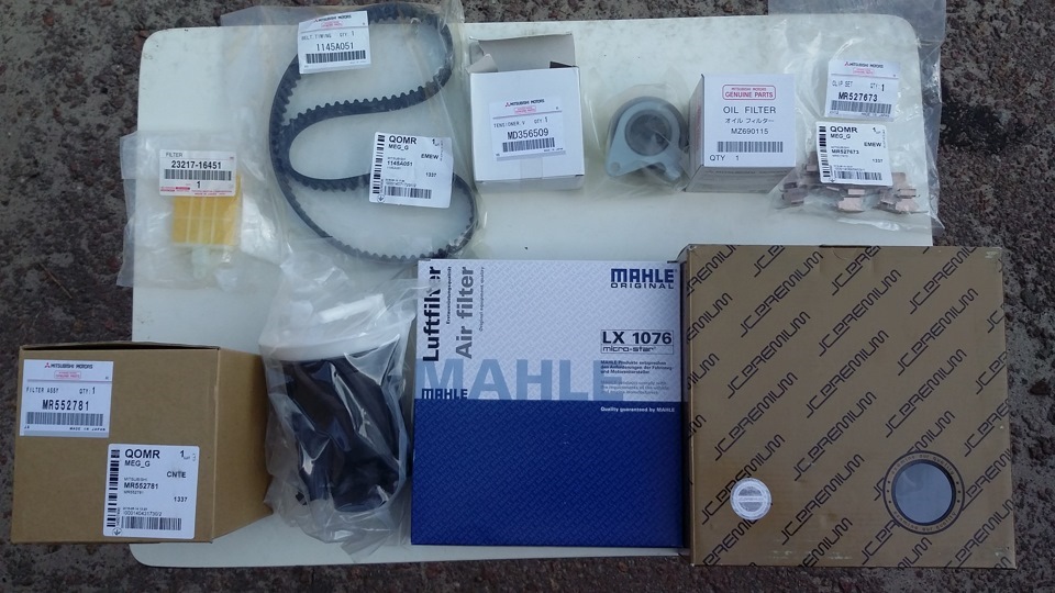 MR527673 Монтажный комплект тормозных колодок. Передняя ось Mitsubishi ...