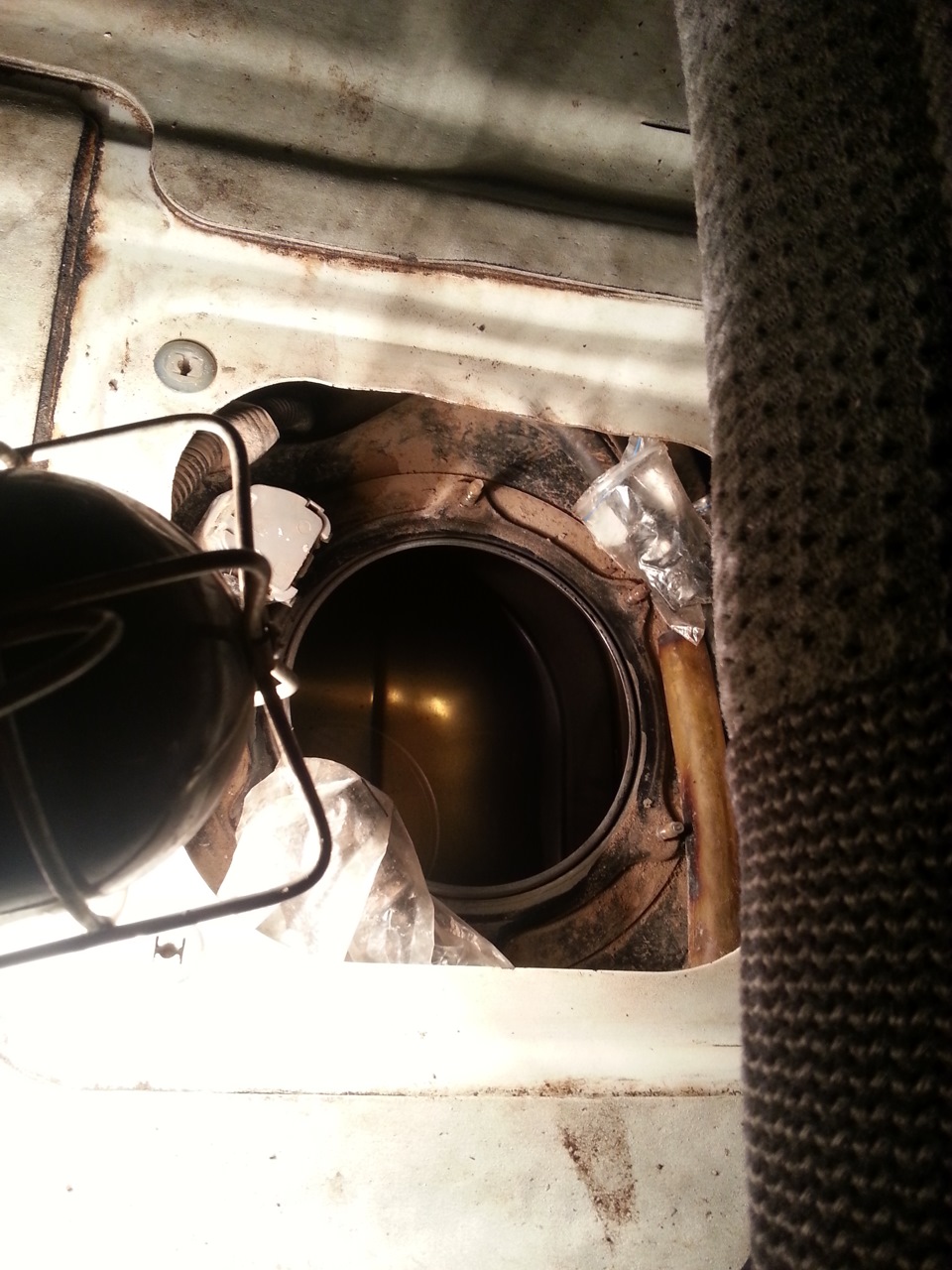 Замена топливного фильтра в баке. — Mitsubishi Pajero iO, 1,8 л, 1999 ...