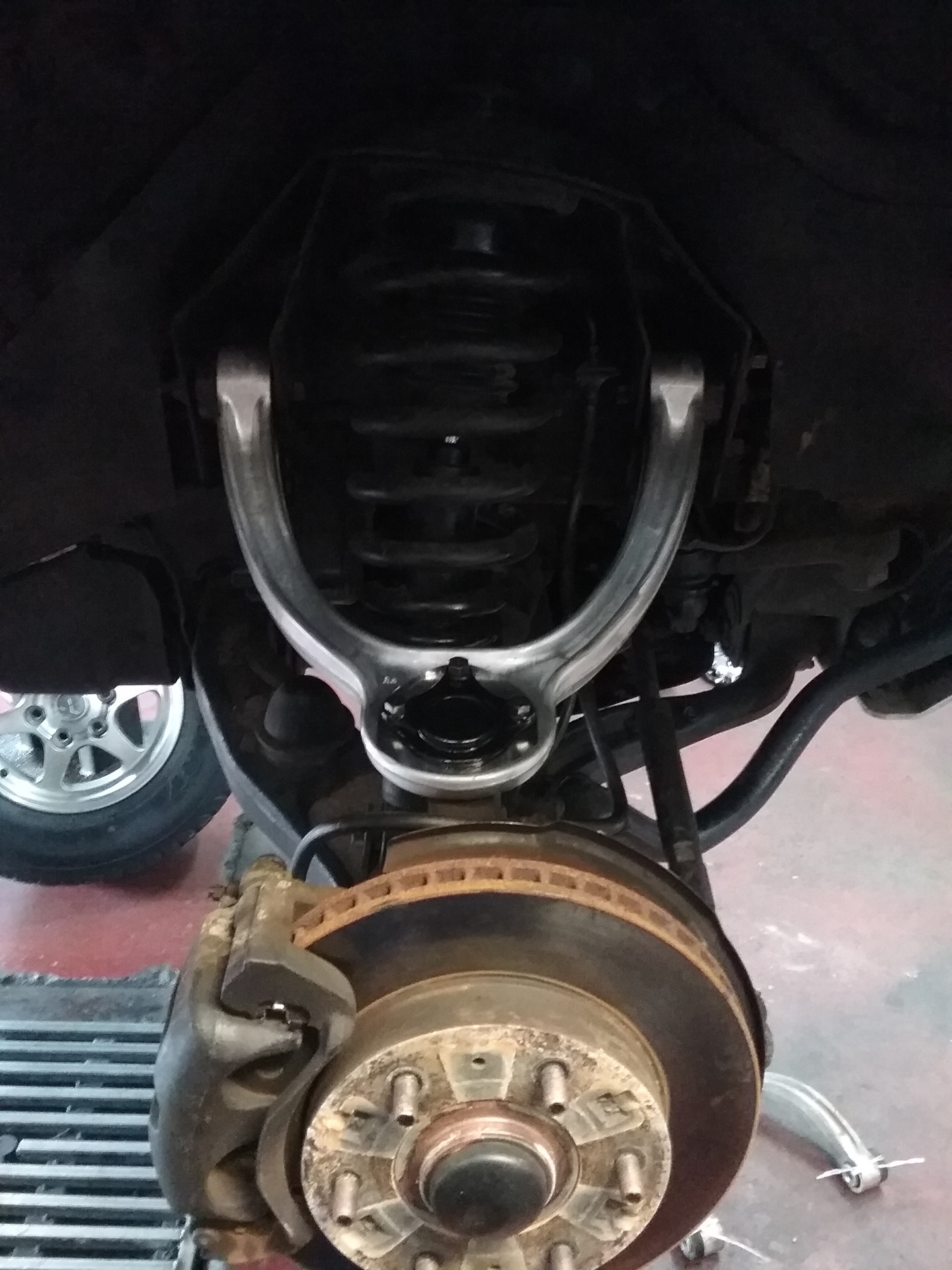 Replacement of front upper control arms on the Pajero Evolution ...