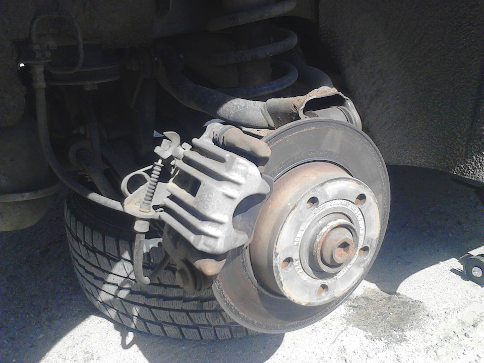 Замена задних колодок — Audi A6 (C5), 2,7 л, 2000 года | визит на ...