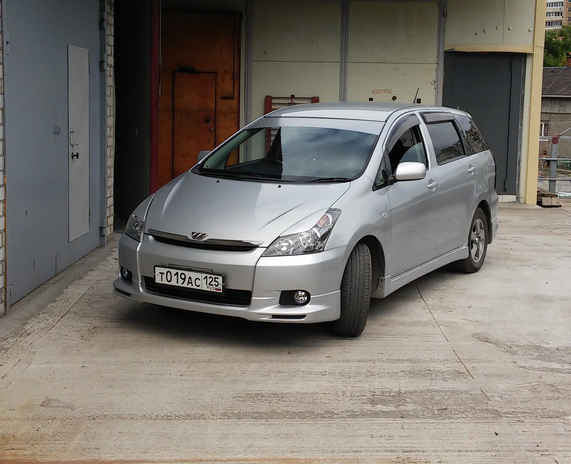 Козырек из оракала и знадние стопы — Toyota Wish (AE10), 1,8 л, 2003 года | стайлинг | DRIVE2