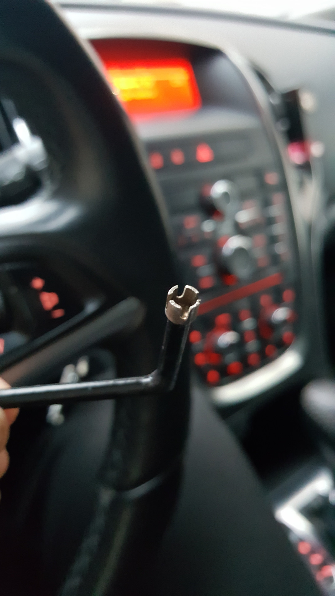Ключ для регулировки форсунок омывателя — Opel Astra J, 1,6 л, 2011 ...