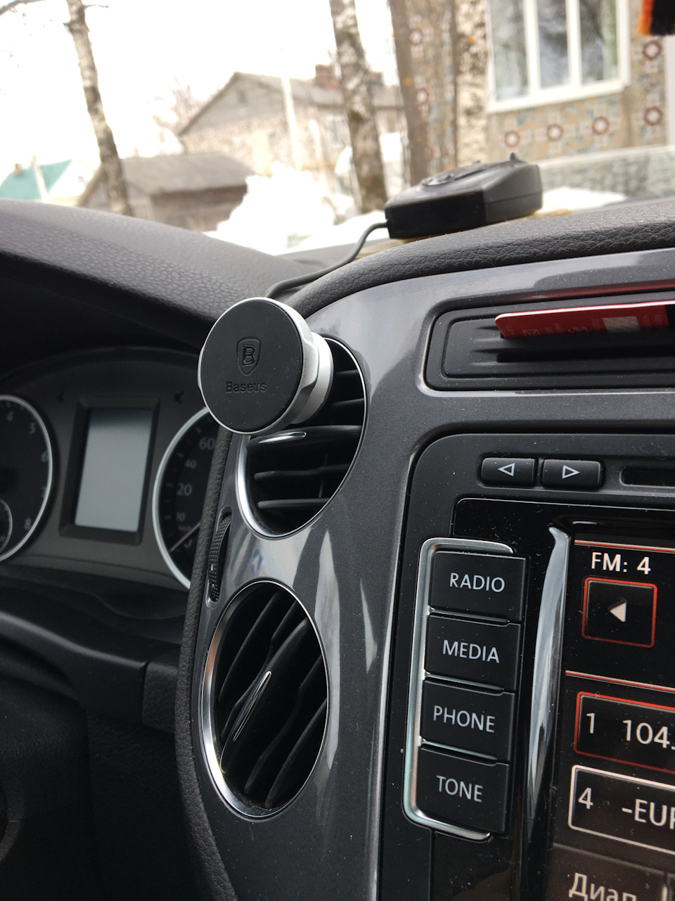 Держатель для телефона — Volkswagen Tiguan (1G), 2 л, 2014 года ...