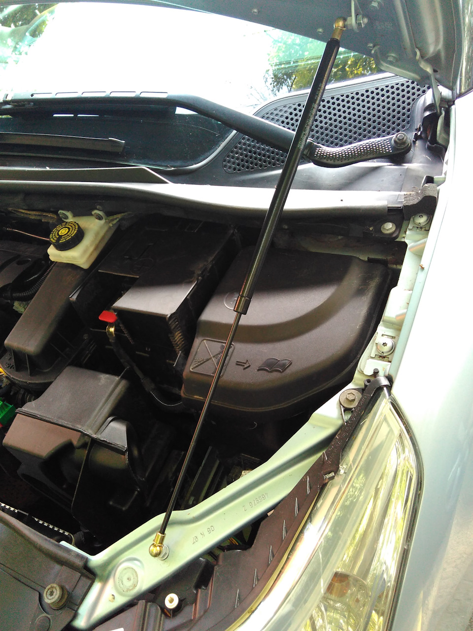 Газовый упор капота — Citroen C4 (1G), 1,6 л, 2008 года | аксессуары ...