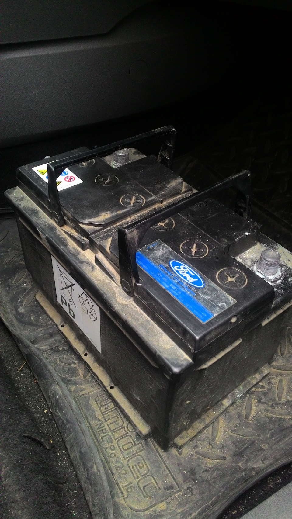 Замена аккумулятора (оригинал Ford) — Ford Focus Sedan II, 1,6 л, 2008 ...