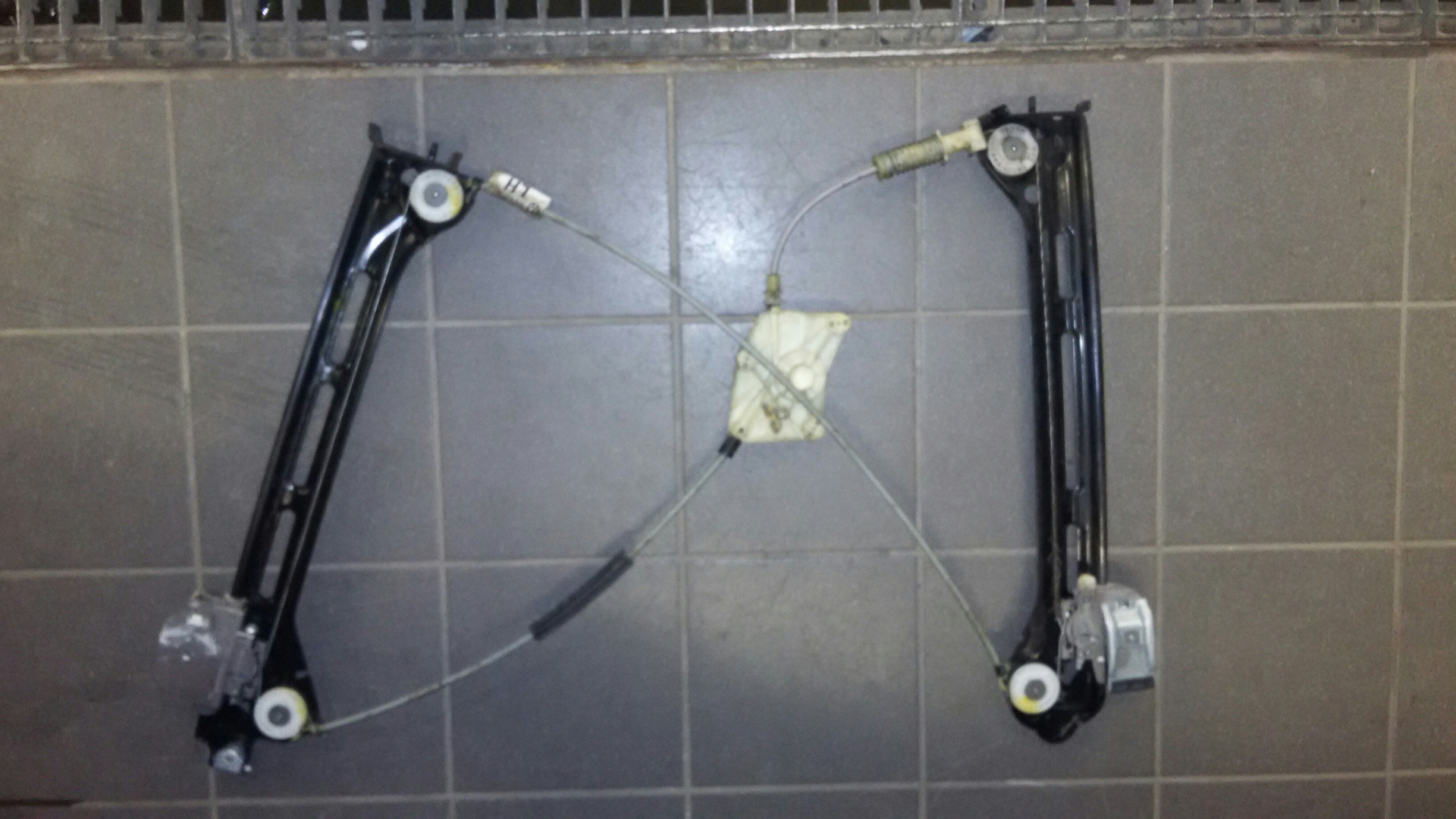 Левый стеклоподъемник. И лампа стоп-сигнала. — Volkswagen Beetle (A5 ...