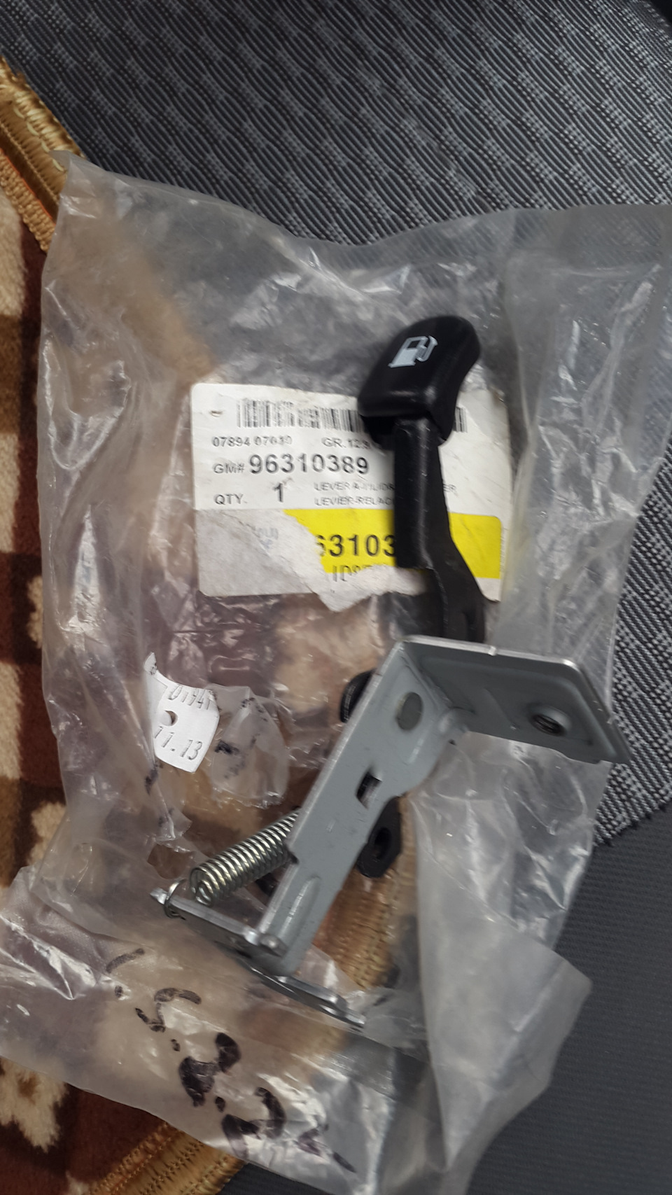 96310389 Ручка открывания лючка топливного бака GM | Запчасти на DRIVE2