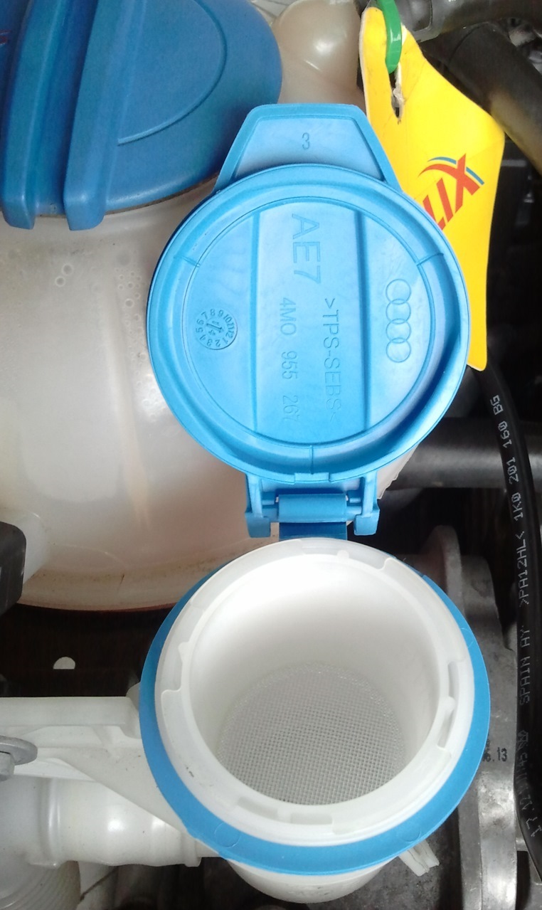 Трудности долива омывайки — Volkswagen Golf Mk6, 1,4 л, 2010 года ...