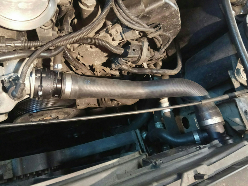 Замена патрубка системы охлаждения — BMW X5 (E70), 4,8 л, 2007 года ...
