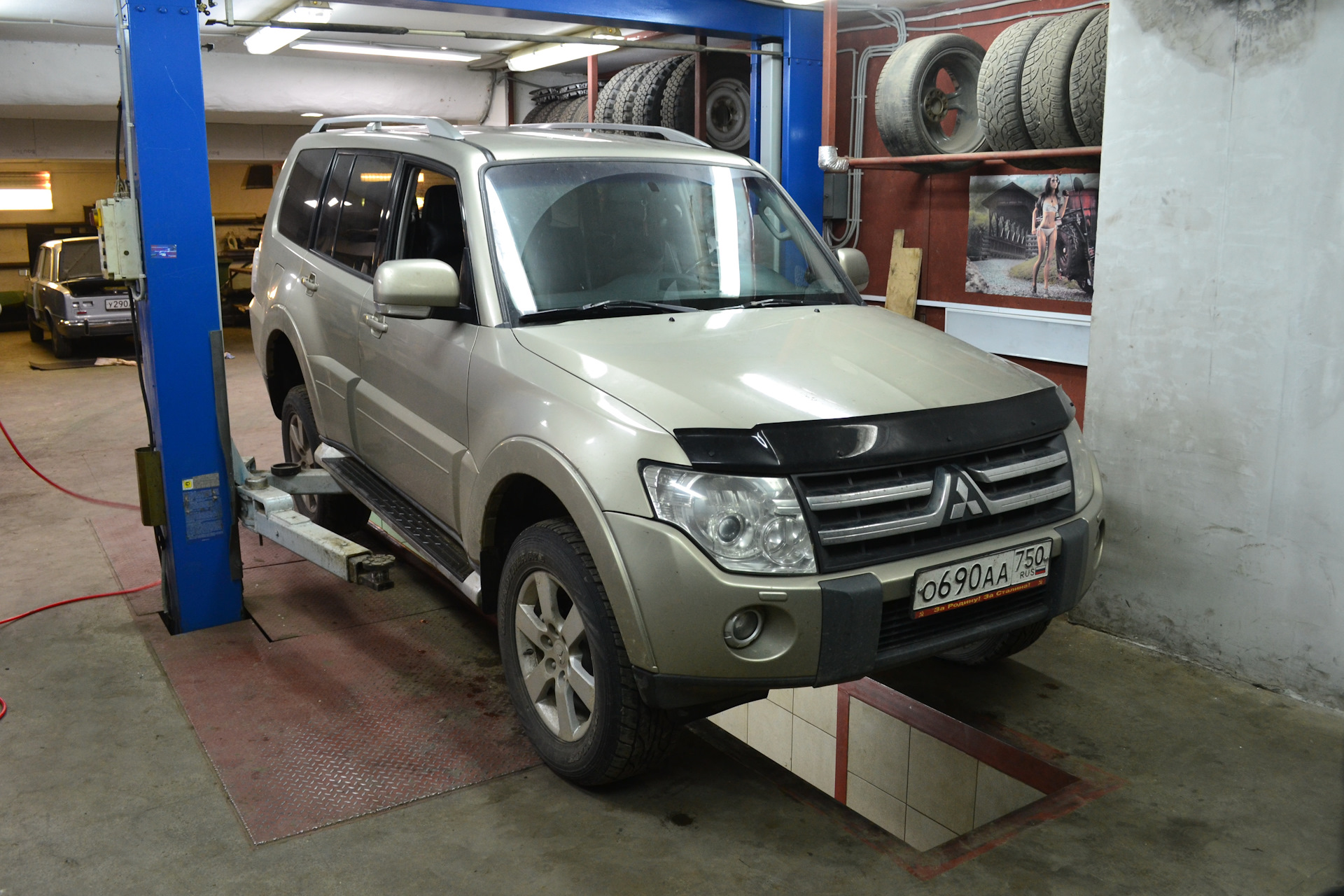 Замена Пружин, амортизаторов и развальных болтов… — Mitsubishi Pajero ...