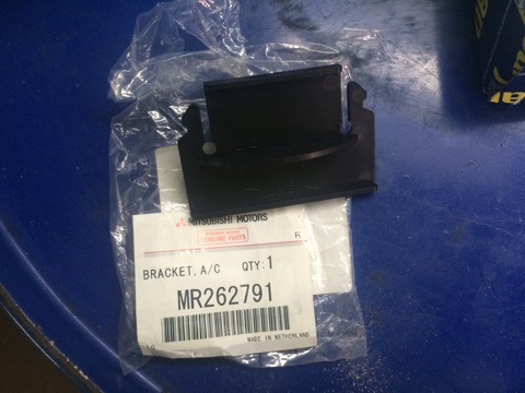 MR262791 BRACKET, A/C КРОНШТЕЙН САЛОННОГО ФИЛЬТРА Mitsubishi | Запчасти ...