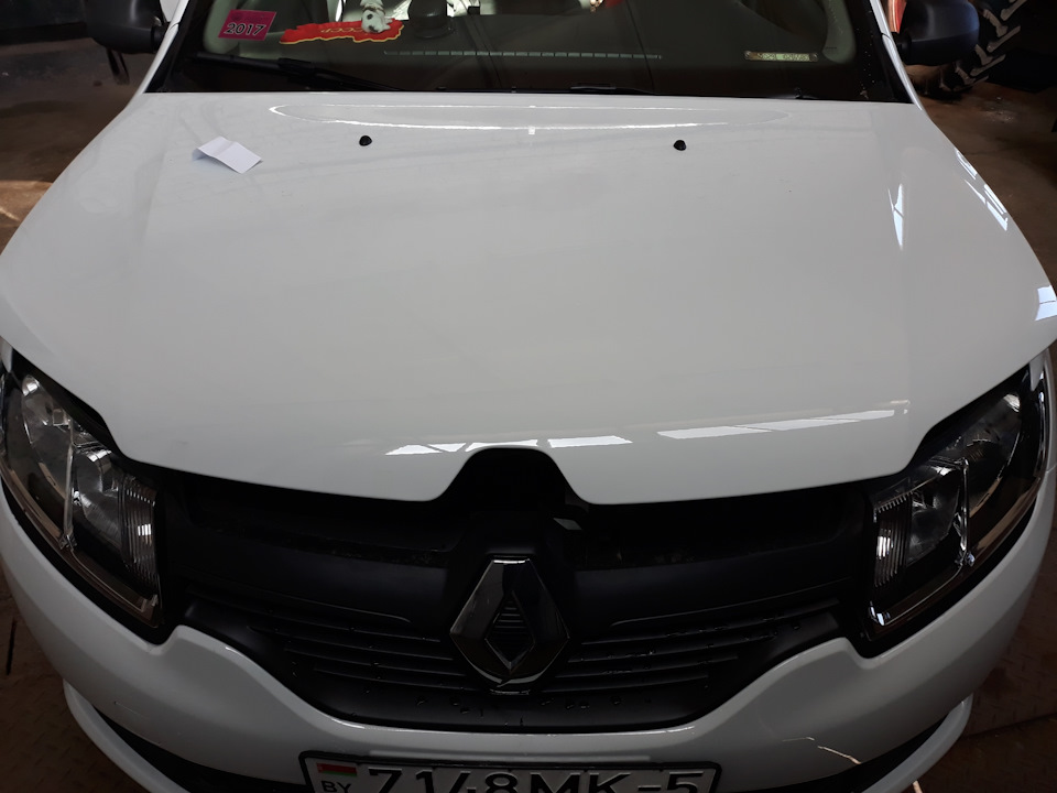 Установка дефлектора капота — Renault Logan (2G), 1,6 л, 2017 года ...