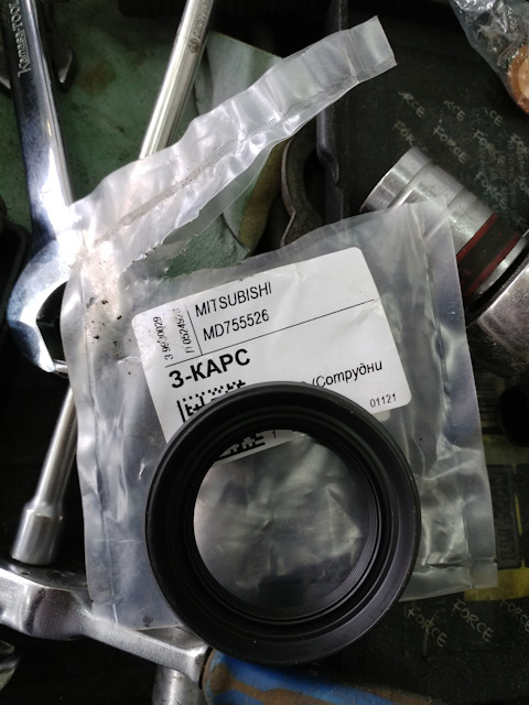 MD755526 Сальник крышки переднего дифференциала Mitsubishi | Запчасти ...