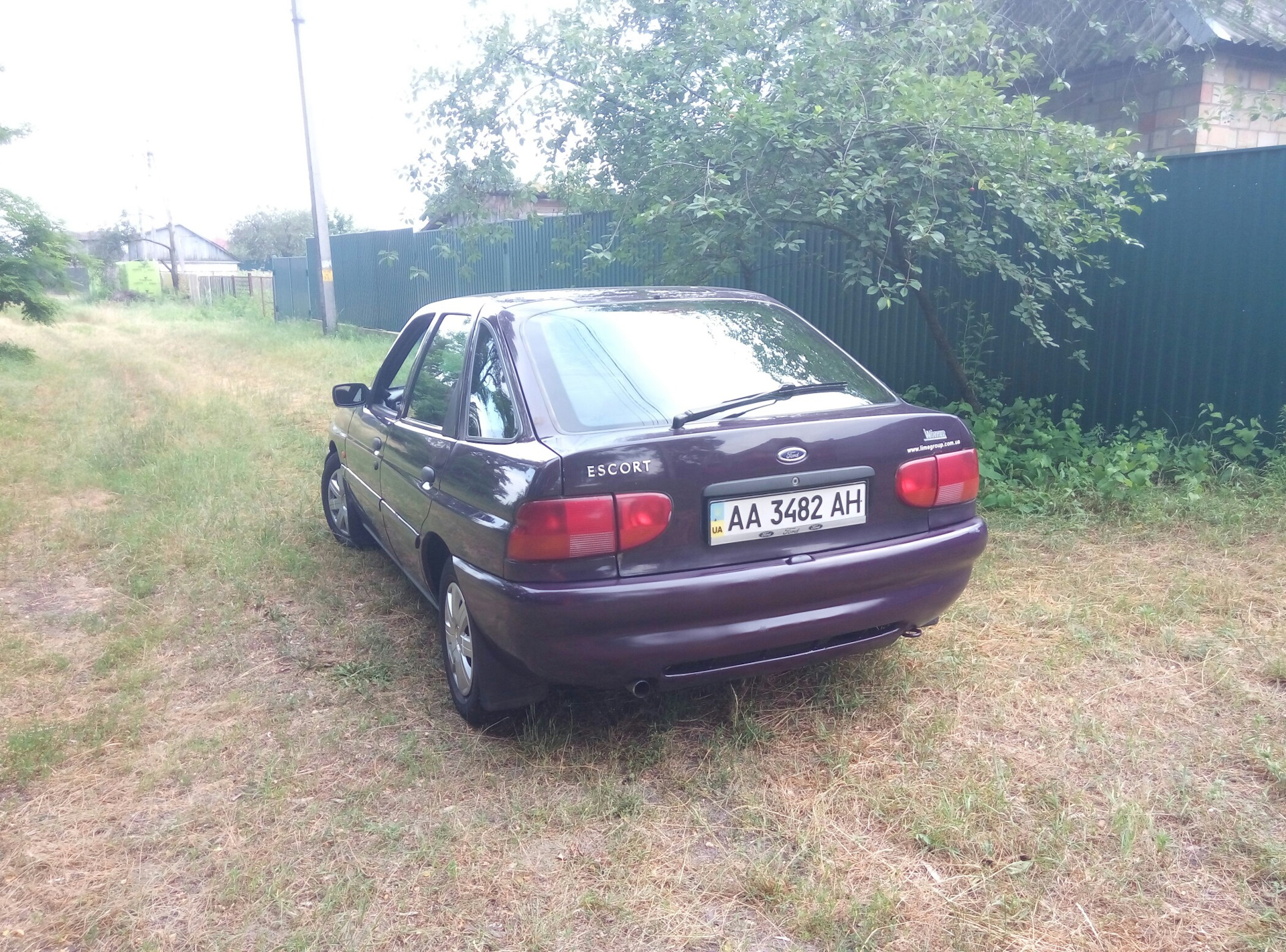 Попав в руки балон з фарбою — Ford Escort Mk6, 1997 года | кузовной ...