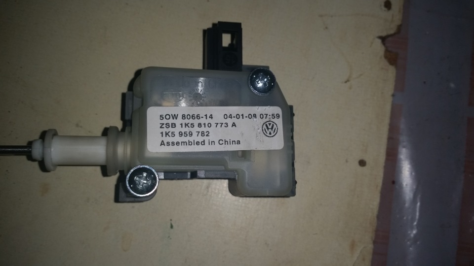 Люк бензобака ч.2 — Volkswagen Jetta V, 1,4 л, 2008 года | своими ...